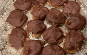 CHOCOLATE PECAN TURTLE CLUSTERS - Easy Recipes Life
