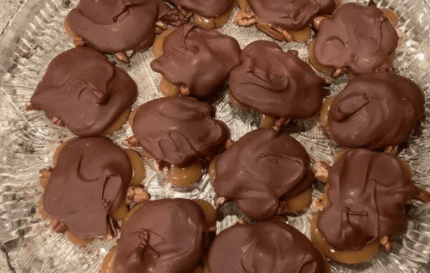 CHOCOLATE PECAN TURTLE CLUSTERS - Easy Recipes Life