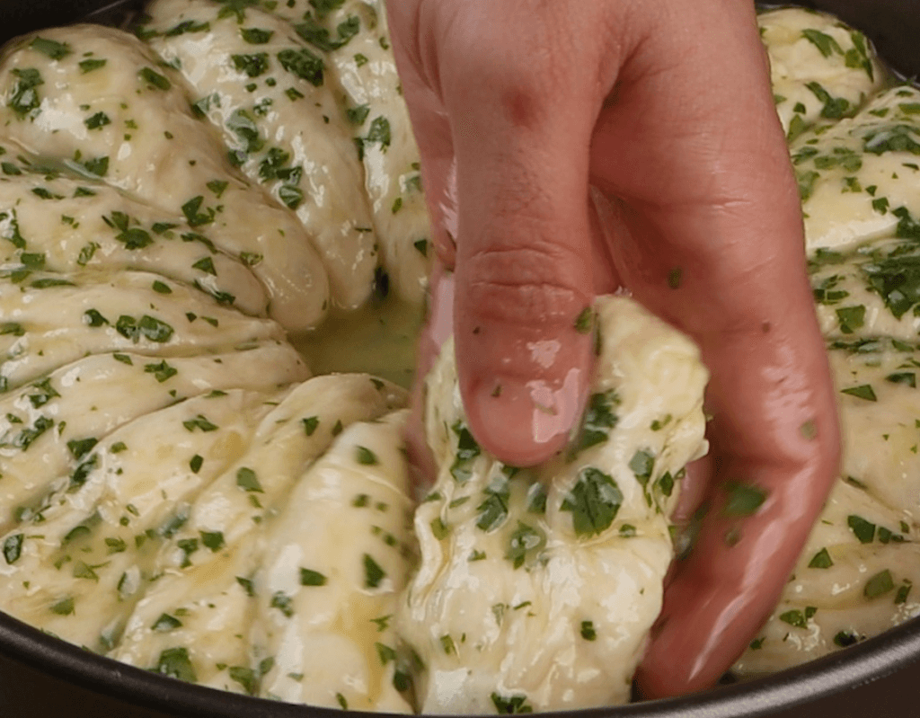 Garlic Butter Pull-Apart Bread - Easy Recipes Life